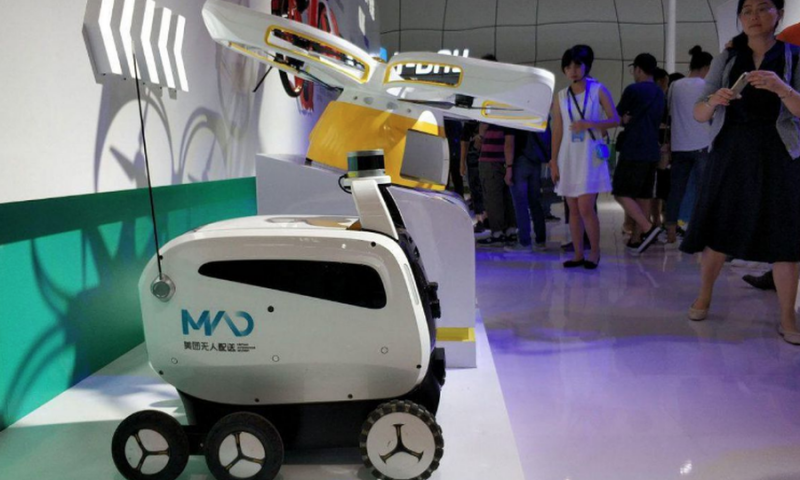 Valeo Show Autonomous Delivery Droid - DVN